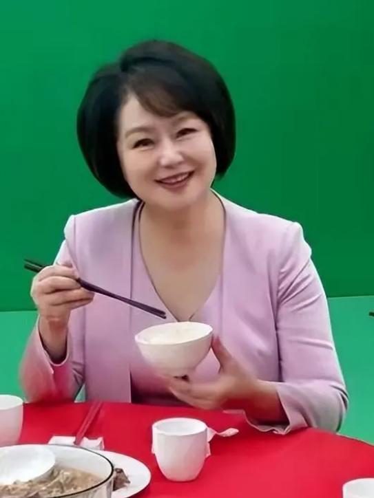 Remember sister Ju Ping?At 56 years old, how is she doing now? - iNEWS