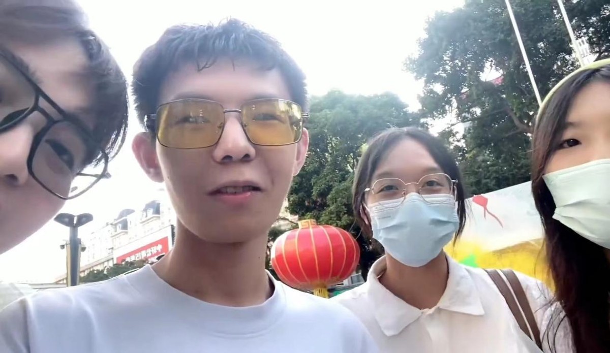 Zhang Jiawen successfully approached the girl, was exaggerated and ...