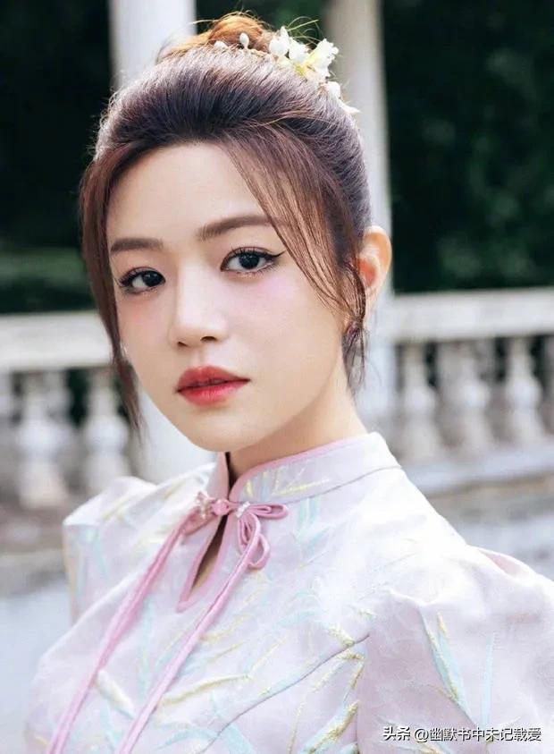 Chen Yanxi wears a pink cheongsam with gentle and elegant Barbie pink ...