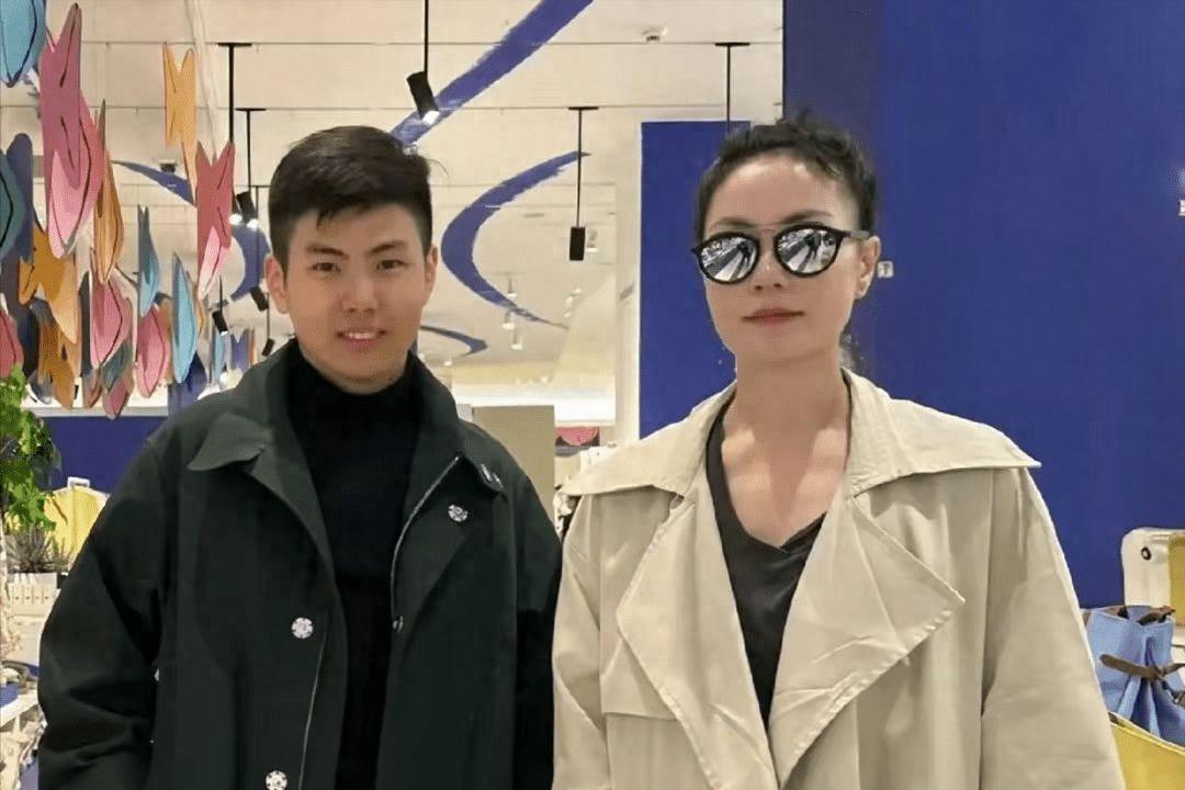Hong Kong media revealed that Faye Wong and Nicholas Tse broke up. They broke up peacefully ...
