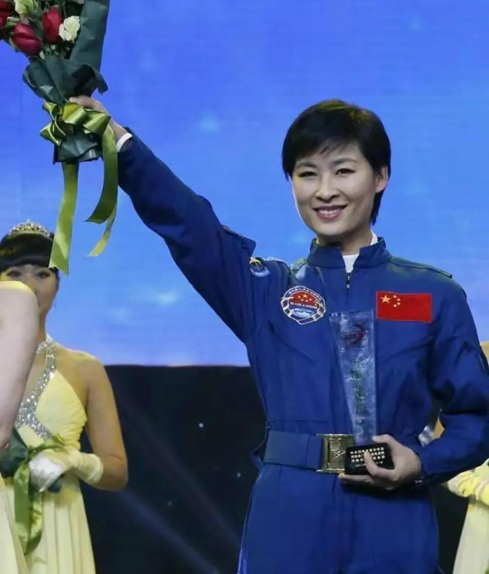 Female astronaut Liu Yang posted an intimate photo with her husband ...
