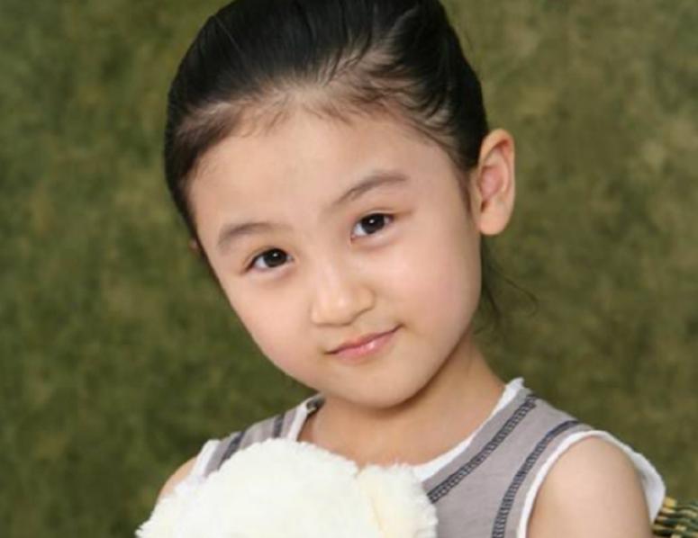 She was carried by Jackie Chan to the Spring Festival Gala at the age ...