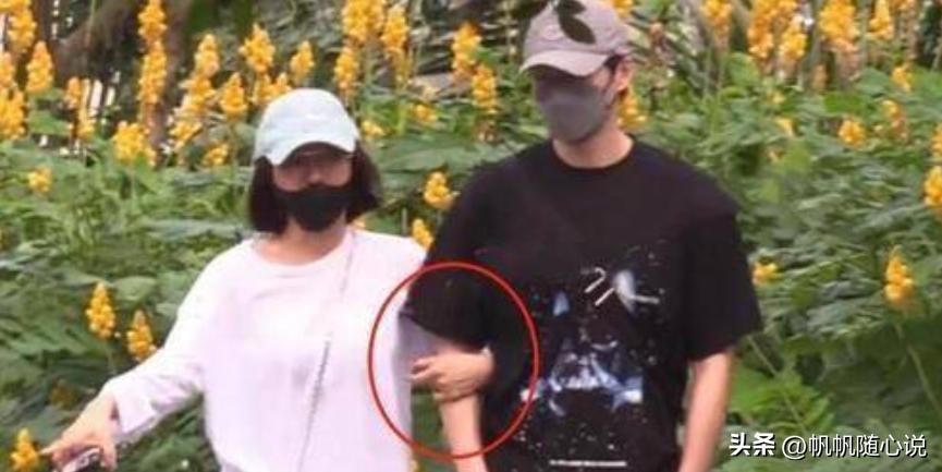 Qin Lan and Wei Daxun toured Hainan hand in hand, the love between siblings was exposed again ...