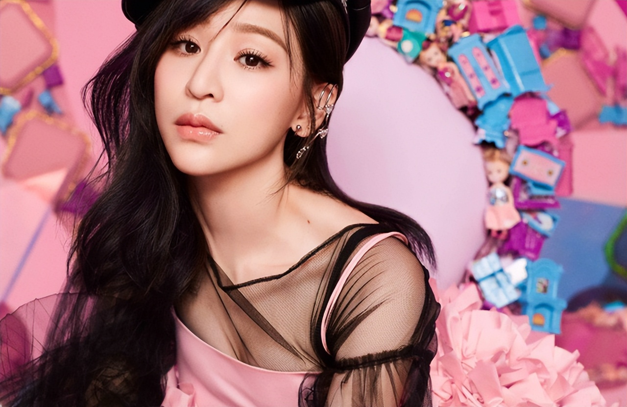 Wang Xinling shows off her hut, which is full of flowers and plants ...