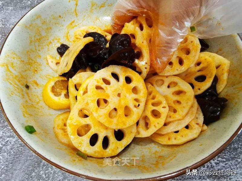 Thai-style hot and sour lotus root slices - iNEWS