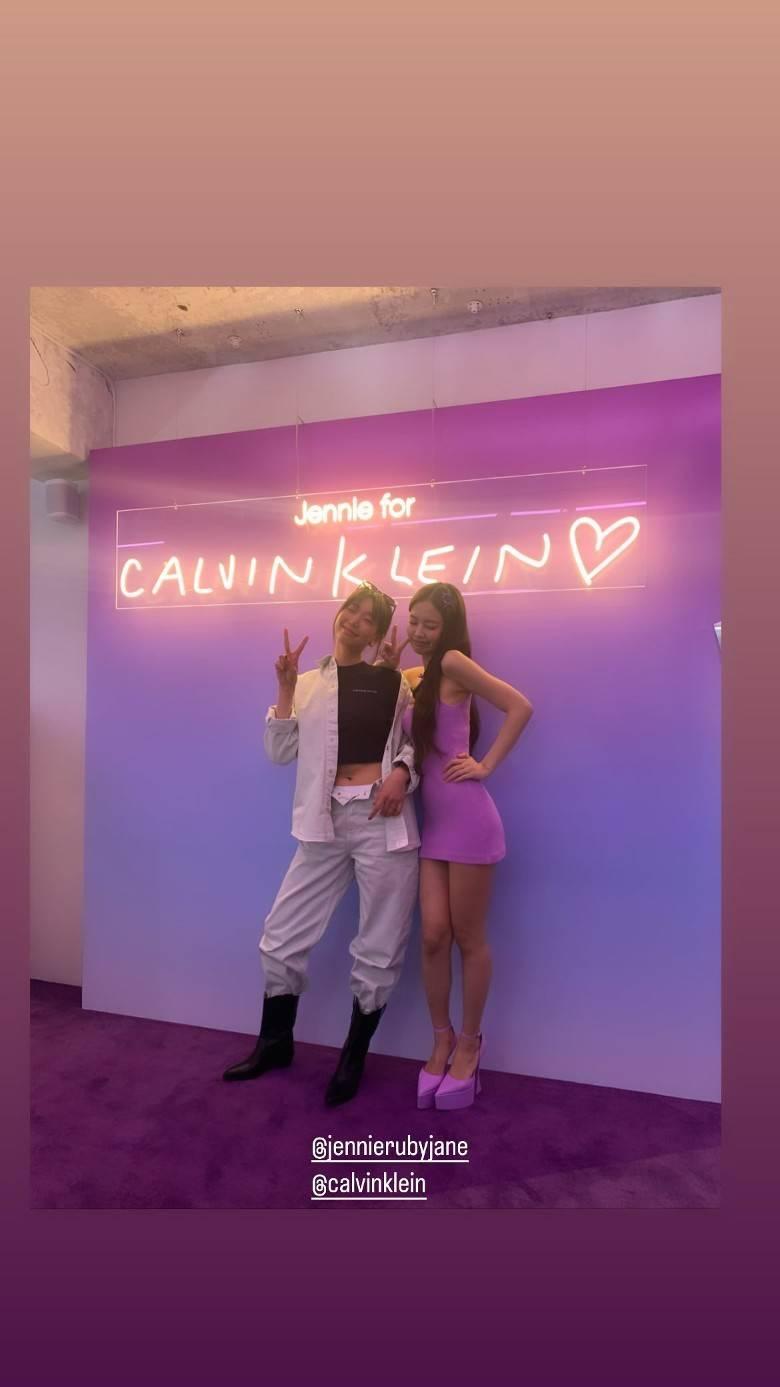 Jennie wears a low-cut purple skirt to show off her perfect figure ...