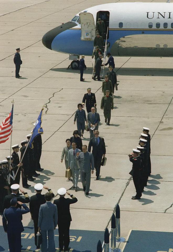 Photo of Comrade Geng Biao and General Liu Huaqing visiting the United ...