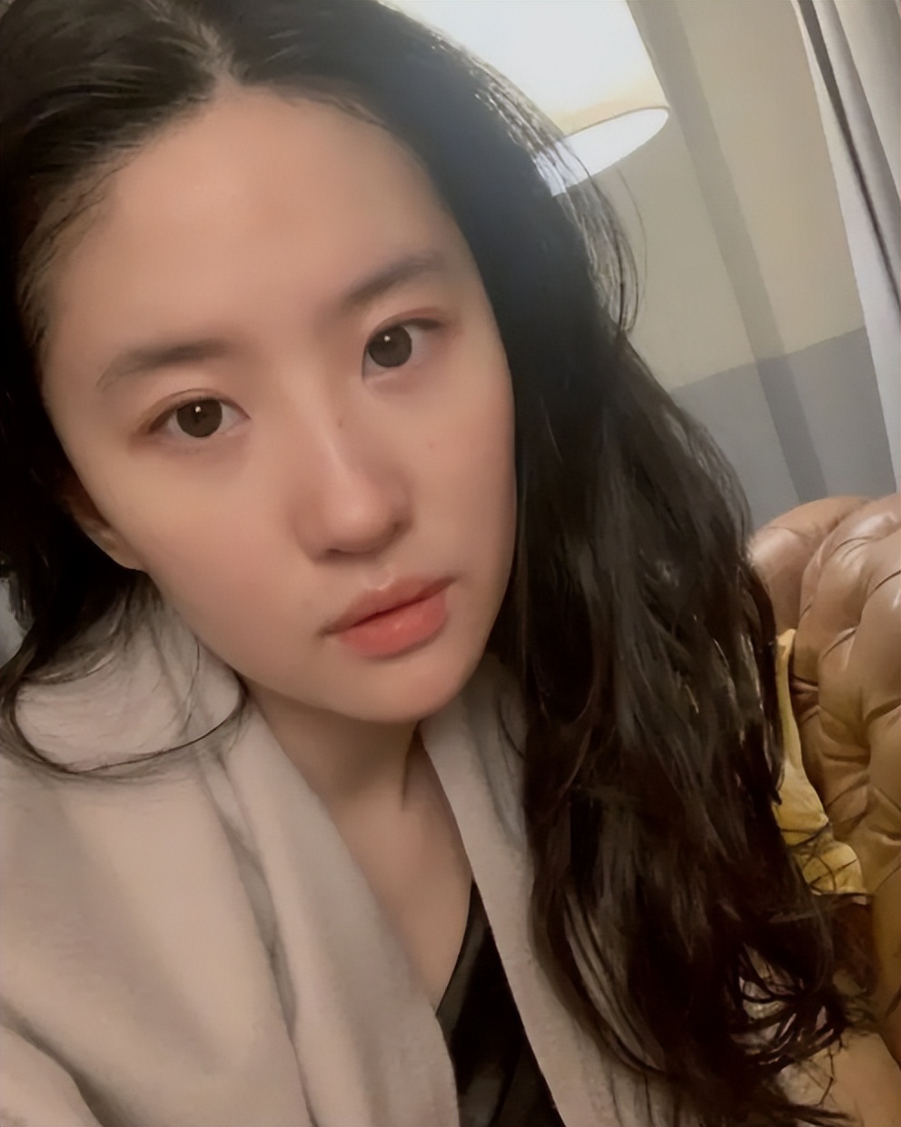 Which is the best actress without makeup?Song Yi is so white that she shines, Liu Yifei is never ...