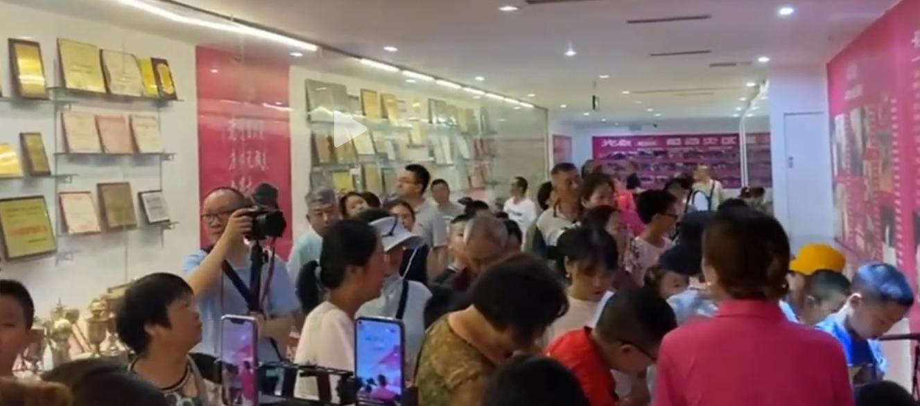 Guangyou fans thirty-one groups for fans to give gifts - iNEWS