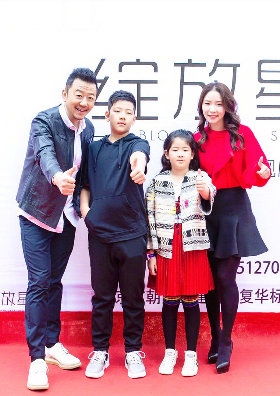 55-year-old Guo Tao seldom posted family photos! The son looks like a ...