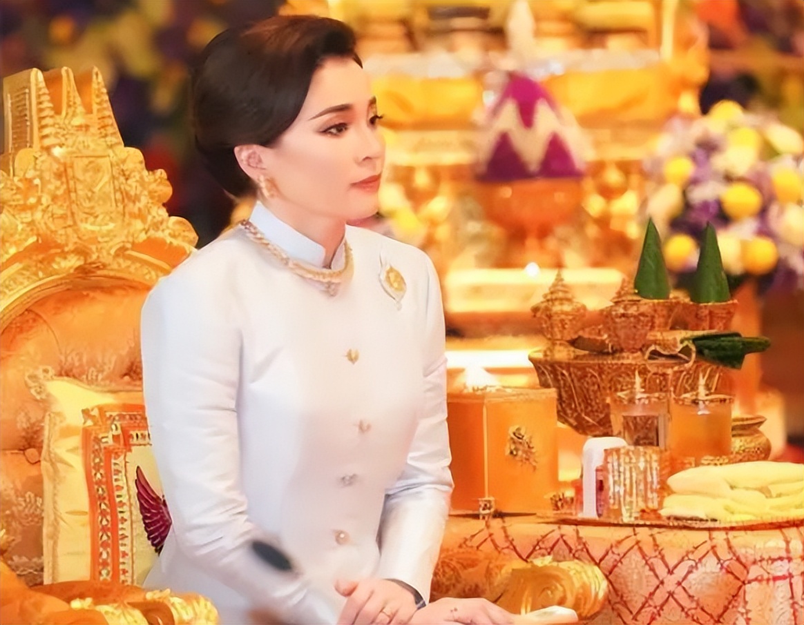 Sutida took a photo with King Maha in the same frame, and the emperor and queen got along well ...