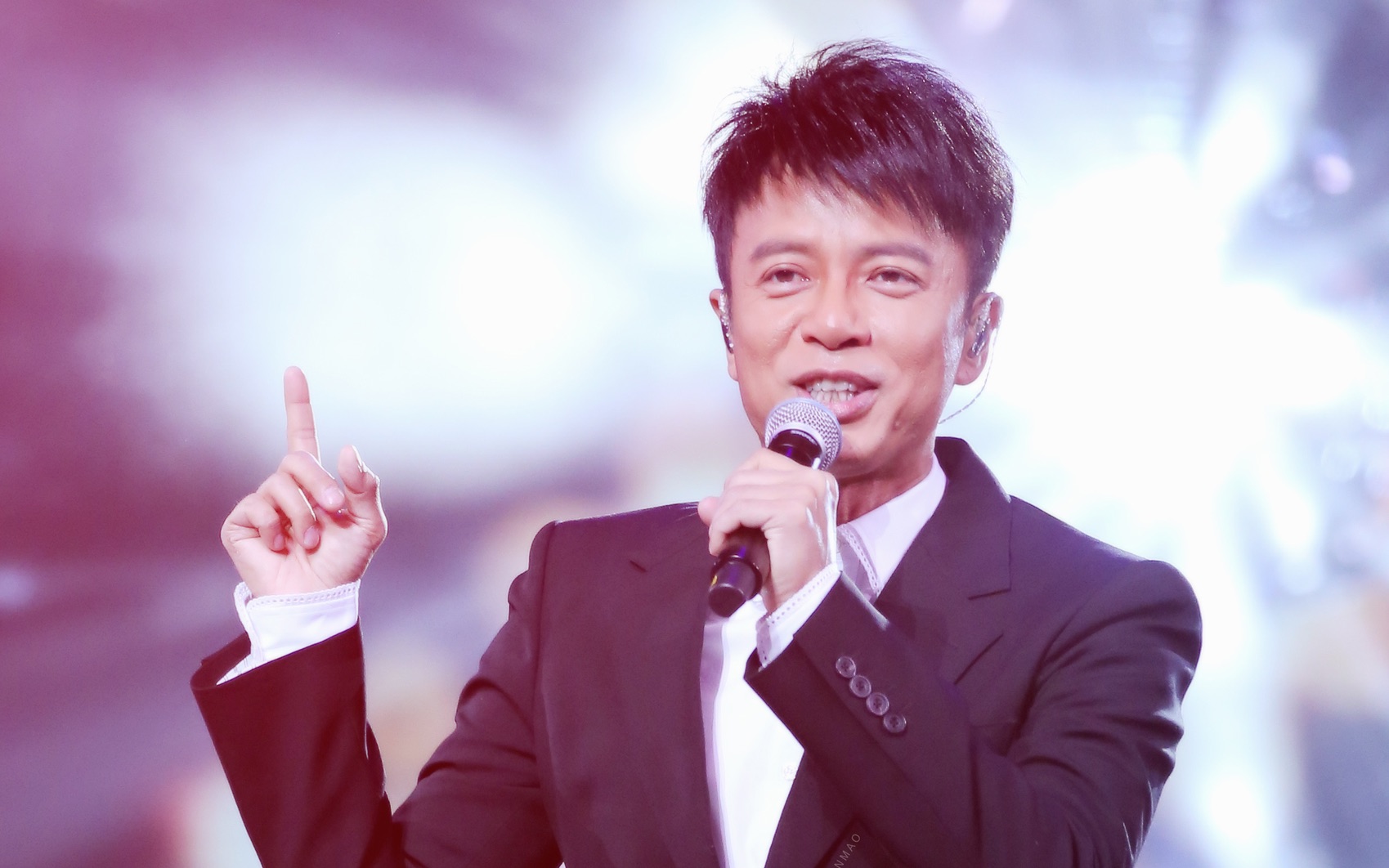 The most underrated singer, Hacken Lee, has the same singing skills as ...