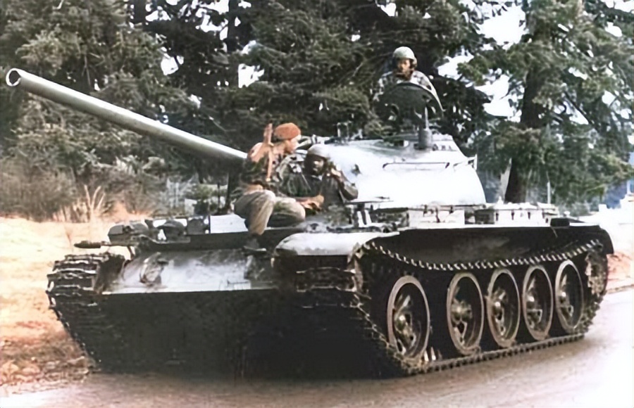 The Russian army still couldn't hold back, took out the Soviet coffin ...