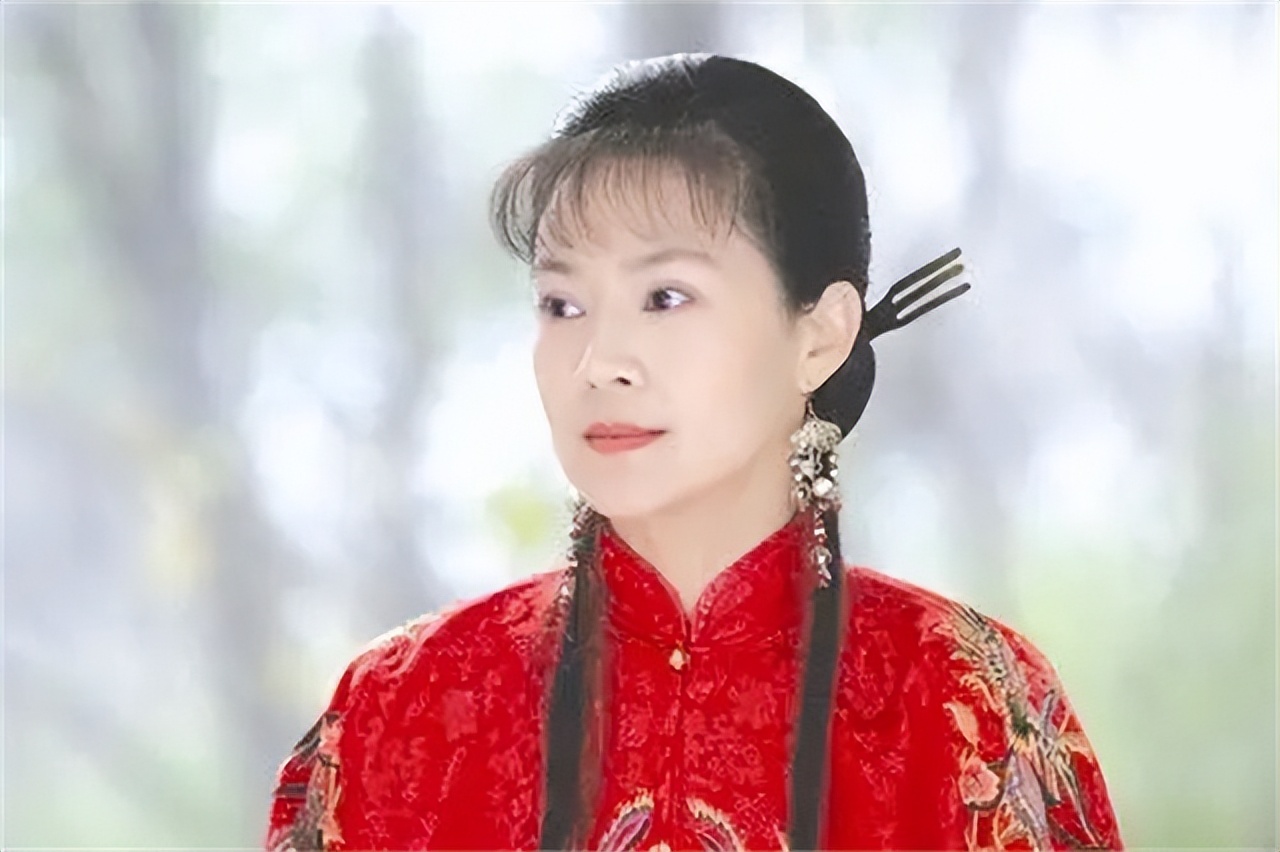 A recent photo of 59-year-old Wanjun Yu Xiaofan, her husband is tall ...