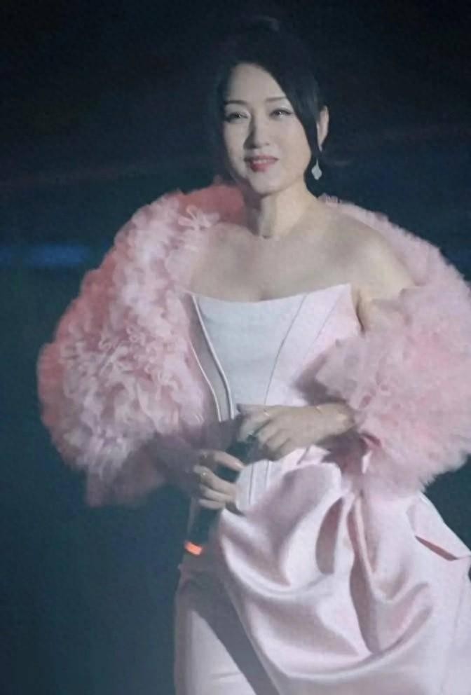 Yang Yuying's recent photo is so sweet. She looks like Zhou Xun with glasses. She looks like 35 ...