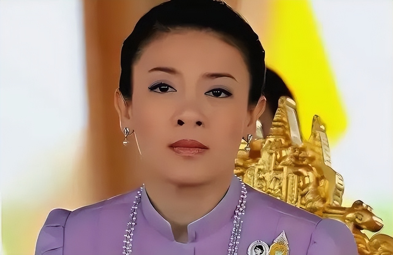 In 2014, the Thai princess lay naked on the ground to feed the dog, and ...