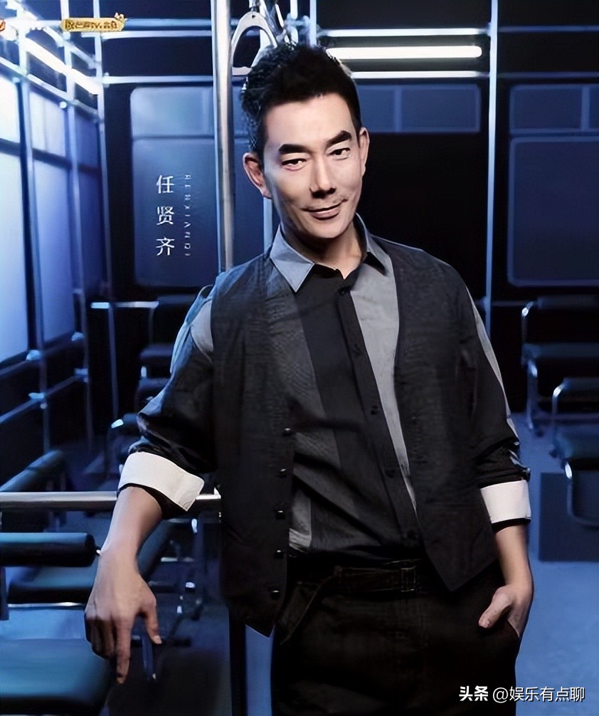 What does Ren Xianqi rely on to hold the younger brothers in "Brother ...