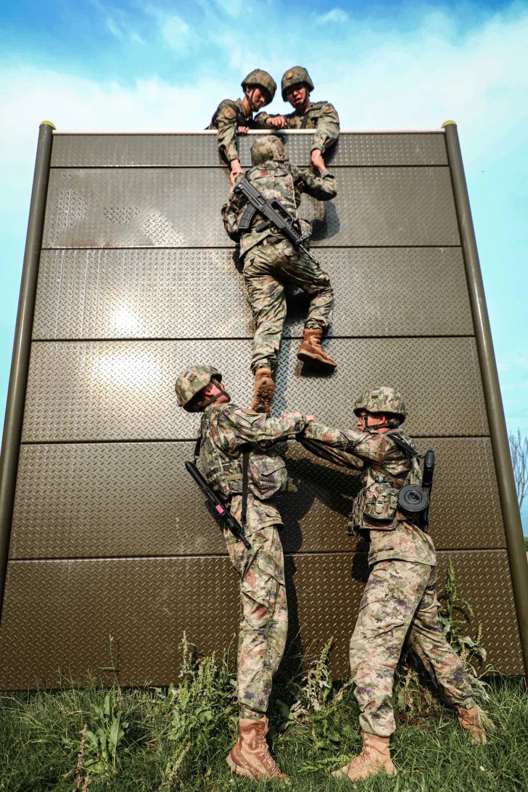 Sweltering Heat·Soldier's Face - iNEWS