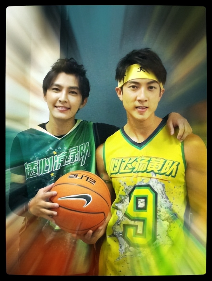 The photo of Aaron Yan and Brother Wu Zun playing basketball together ...