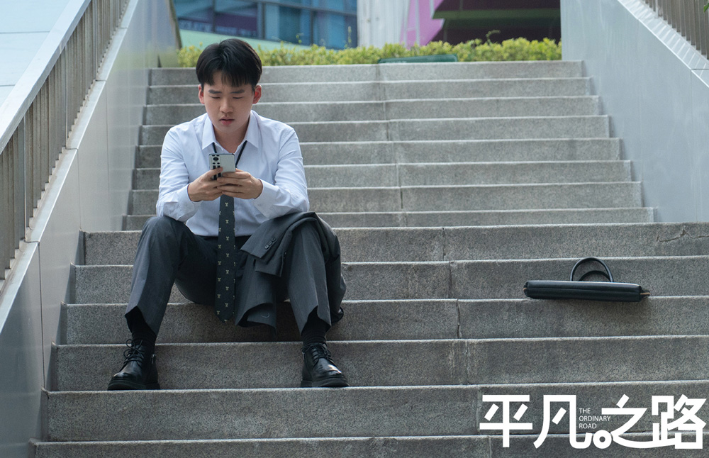 Deyun Society's "Prince" Guo Qilin starred in "Ordinary Road", how the ...