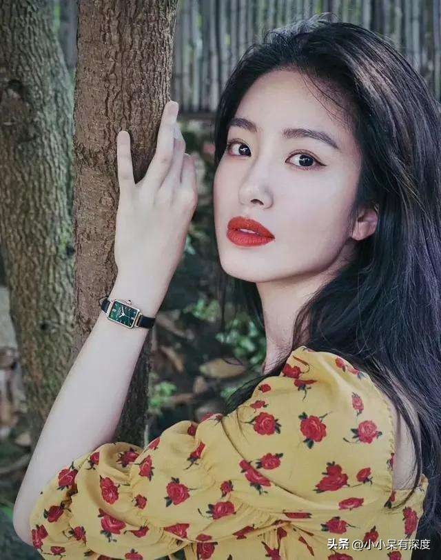 Yang Caiyu, with delicate facial features, shallow dimples, beautiful ...