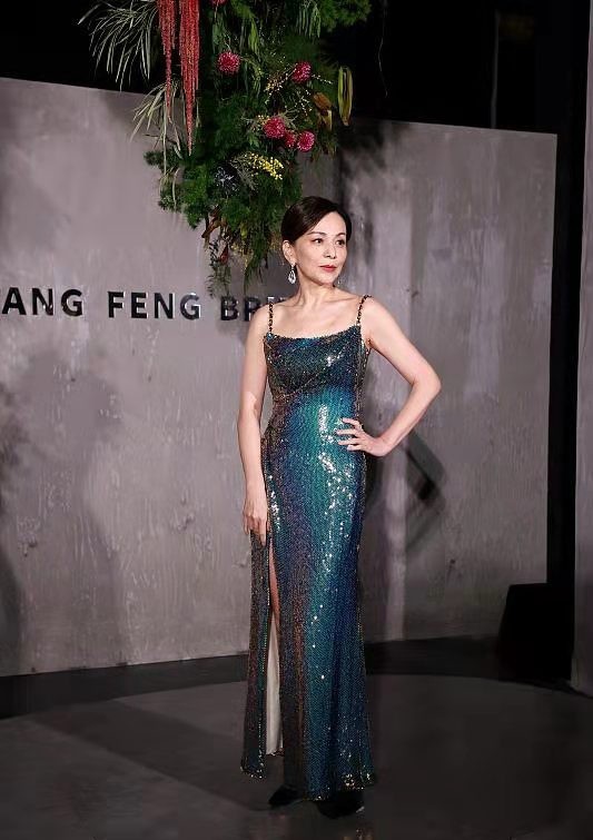 Wang Lin can really fight her age!Wearing an ultra-thin suspender skirt ...