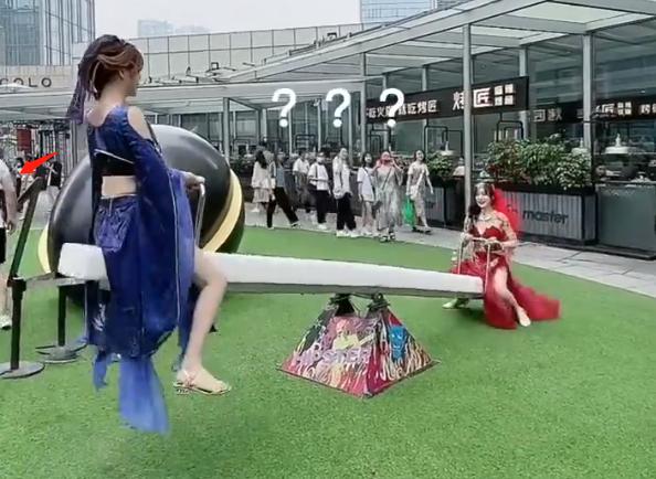 Chengdu Comic Con shows indecent actions again?Guofeng coser played ...