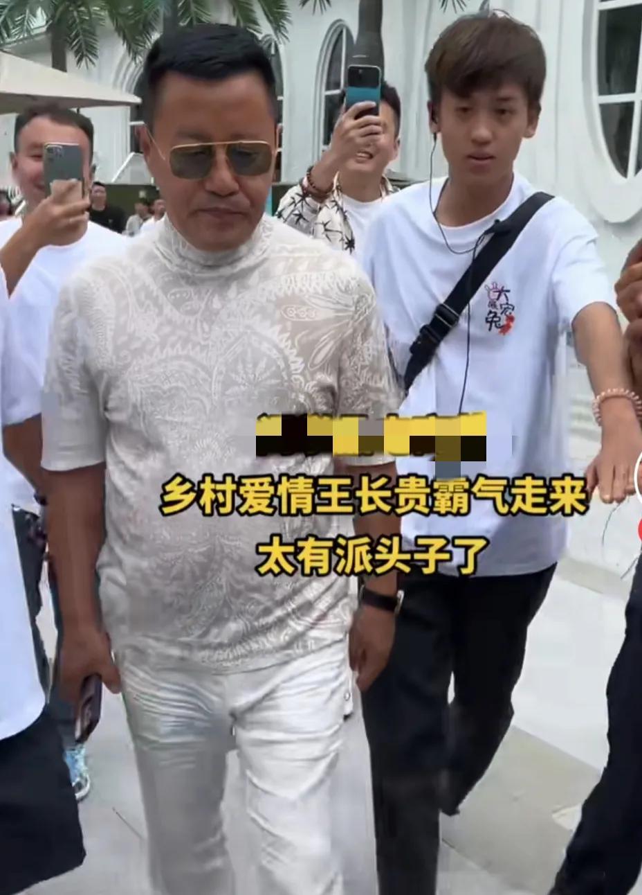 Wang Changgui attended the wedding, escorted by beautiful women with ...