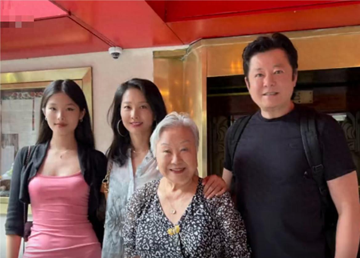 The 58-year-old actor shows off American life: three generations of ...