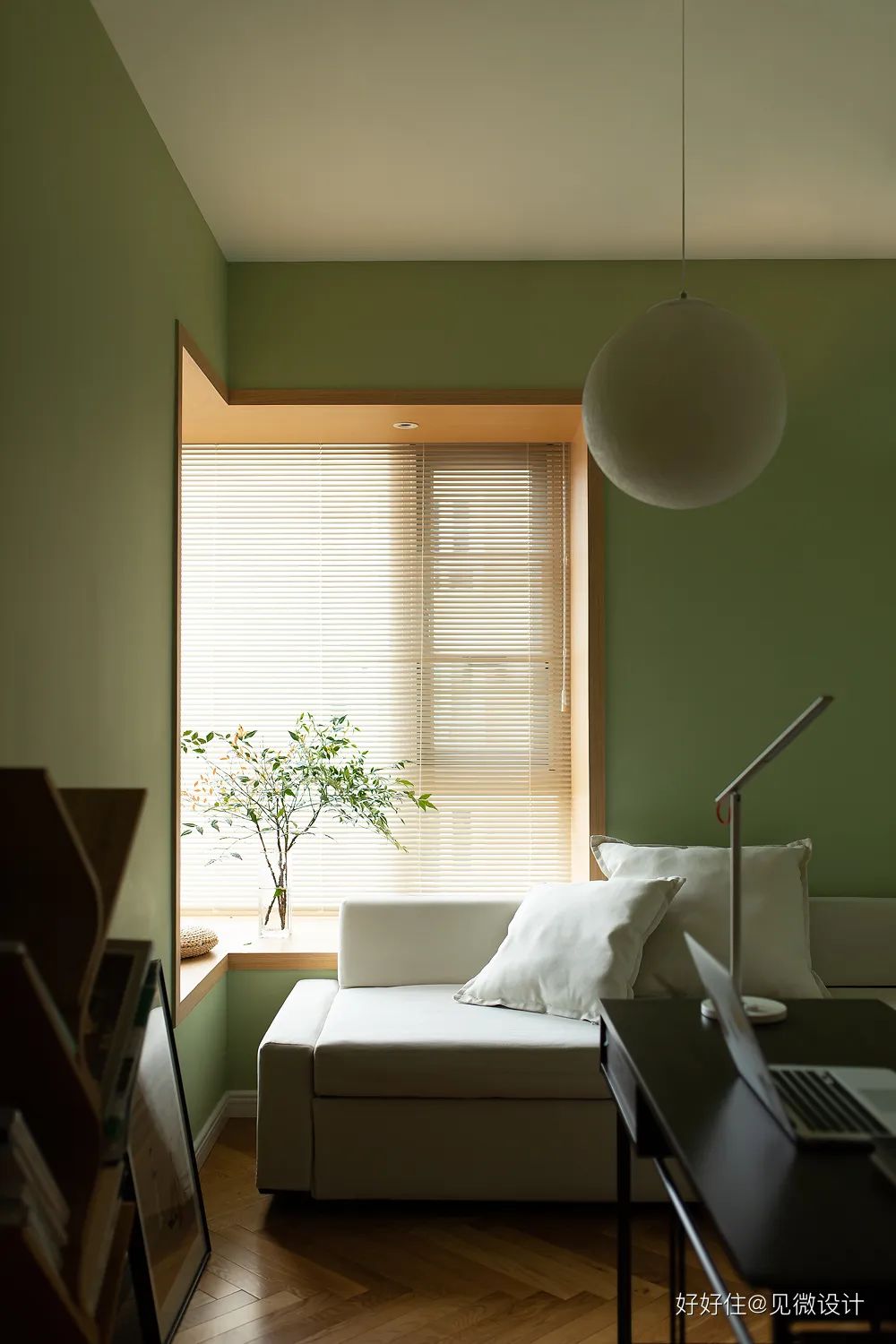 The girl lives alone on 115 square meters, and the bedroom has a ...