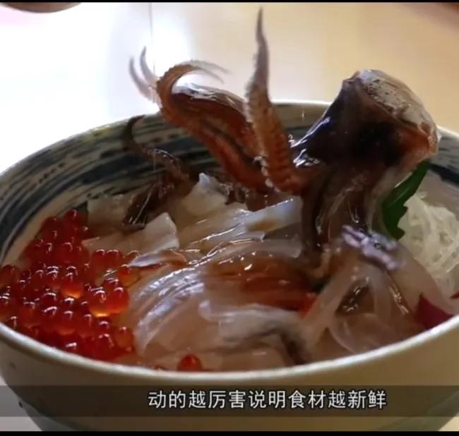 Can you imagine the taste of Japanese live fish drink? - iNEWS