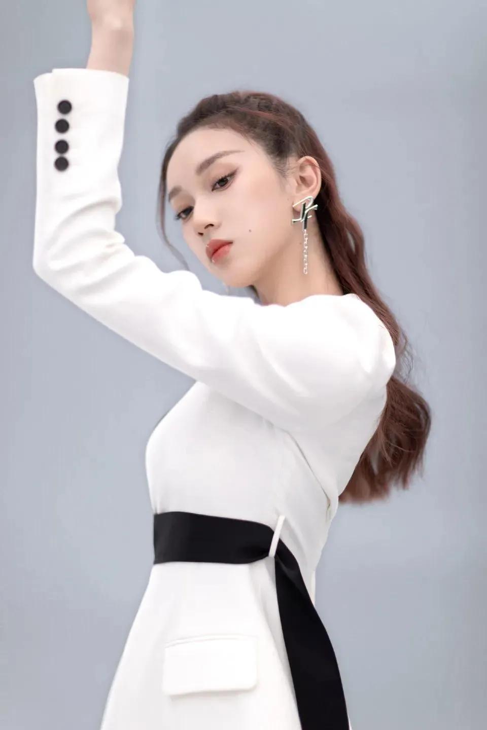 Liu Lingzi's beautiful photos - iNEWS