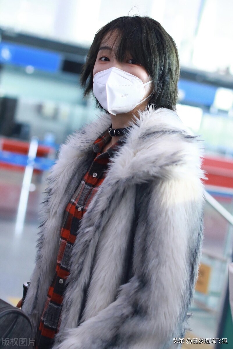 Liu Lian departed from Beijing Airport, wearing a fashionable and ...