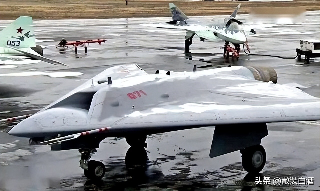 Trimaran, can grab the beach!How weird is the design of Russia's new ...