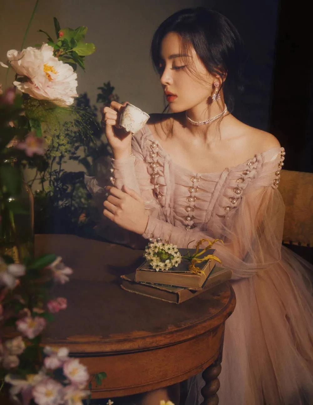 Nuozha's pink over-the-shoulder dress is silent in the flowers, showing ...