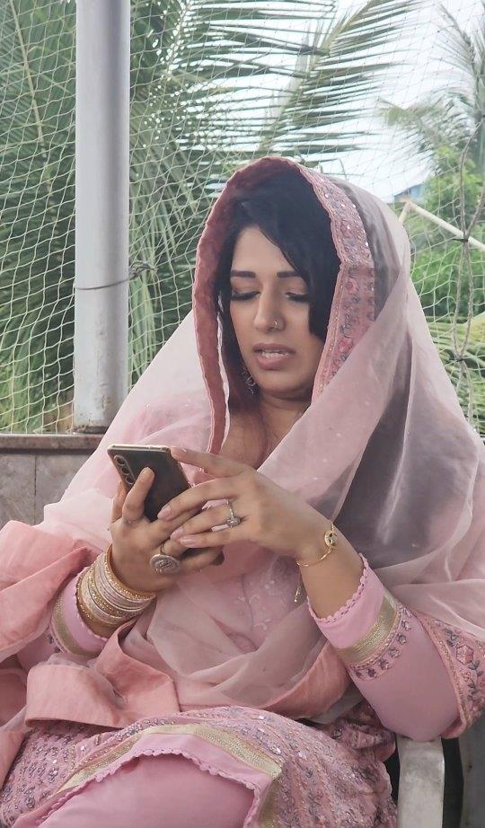 She is a model from India. Her plump figure and graceful figure are ...