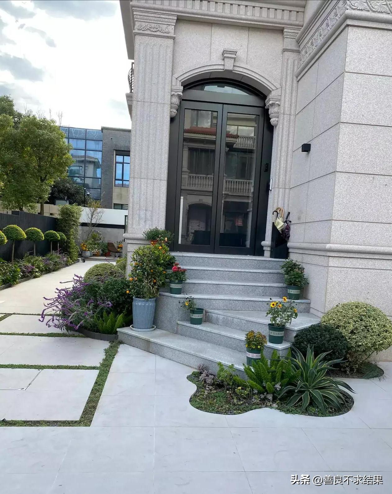 In the small courtyard, in front of the gate, how to create an eye ...