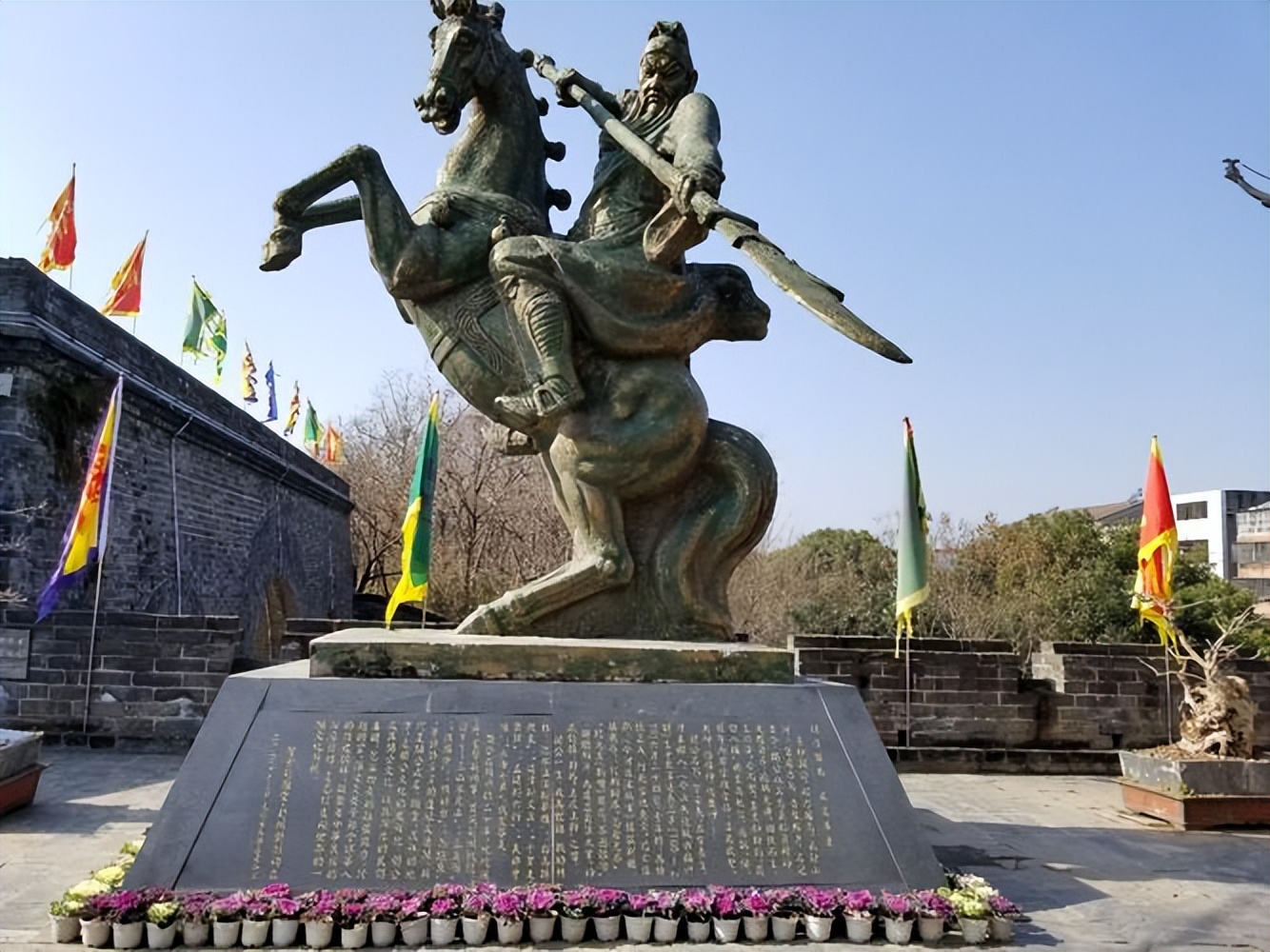 Visiting the tomb of Guan Yu in Dangyang and burying Guan Yu's body ...