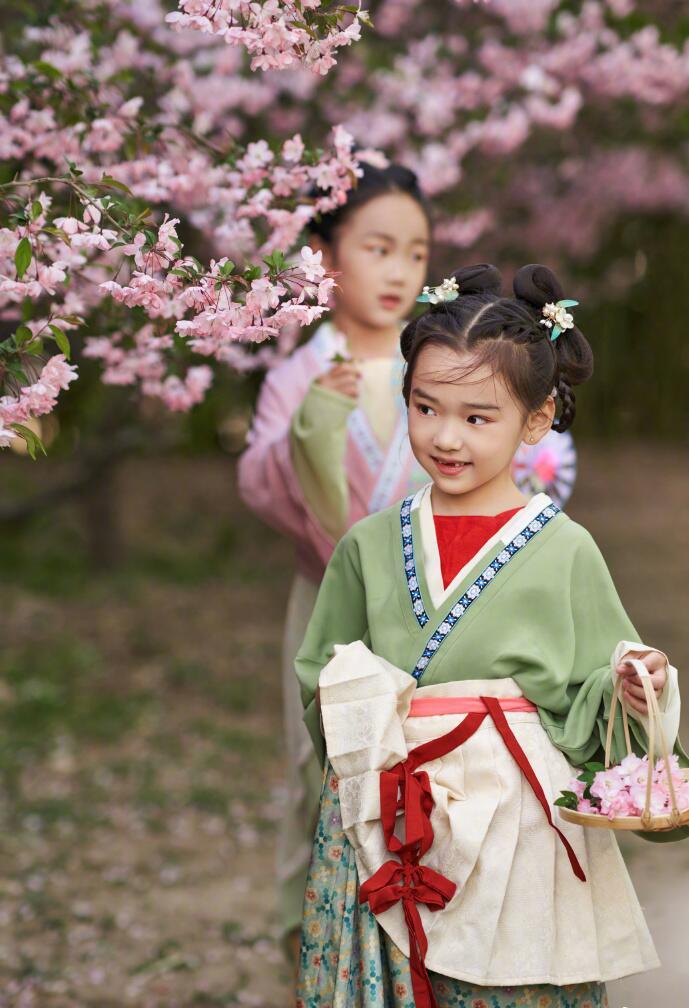 Dong Xuan's daughter is so beautiful! Wearing Hanfu is classical and ...