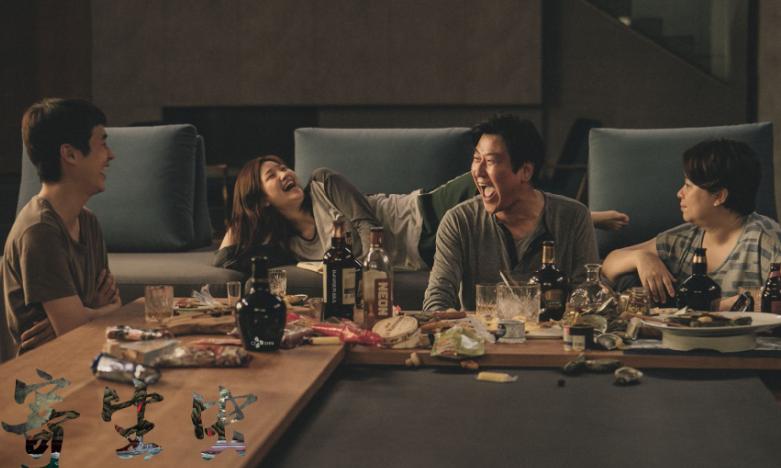 Contrast between a parasite family and a wealthy family, showing how ...