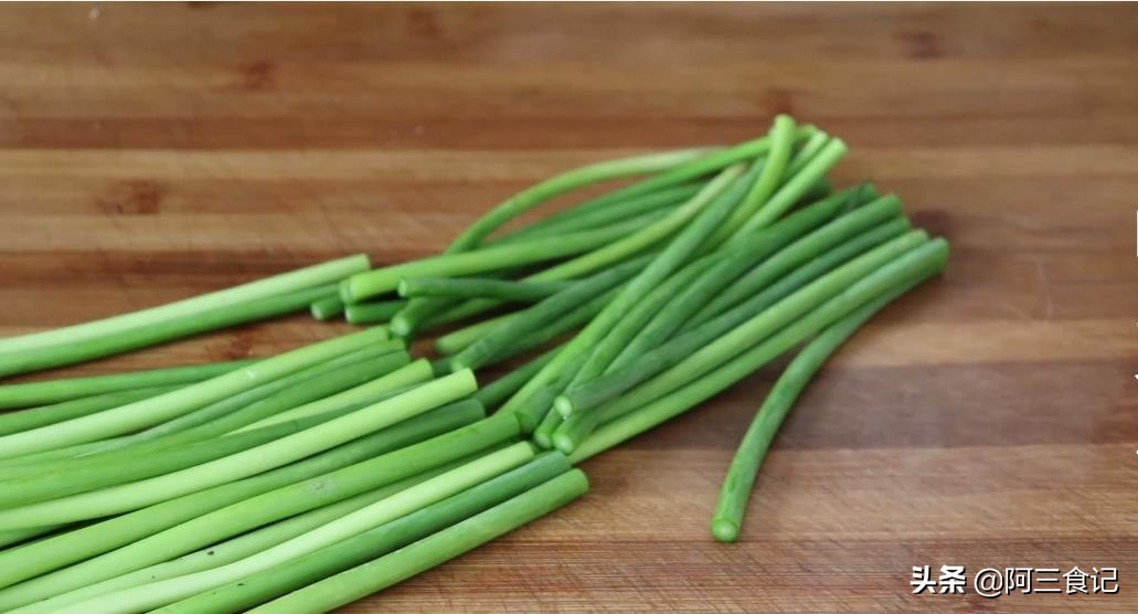 In the future, the garlic moss will be eaten like this, without frying ...