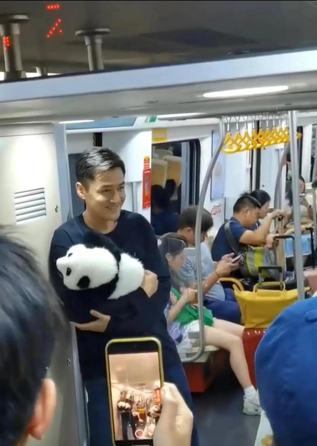 I met Hu Ge by chance on the subway. He is really tall and thin. The ...