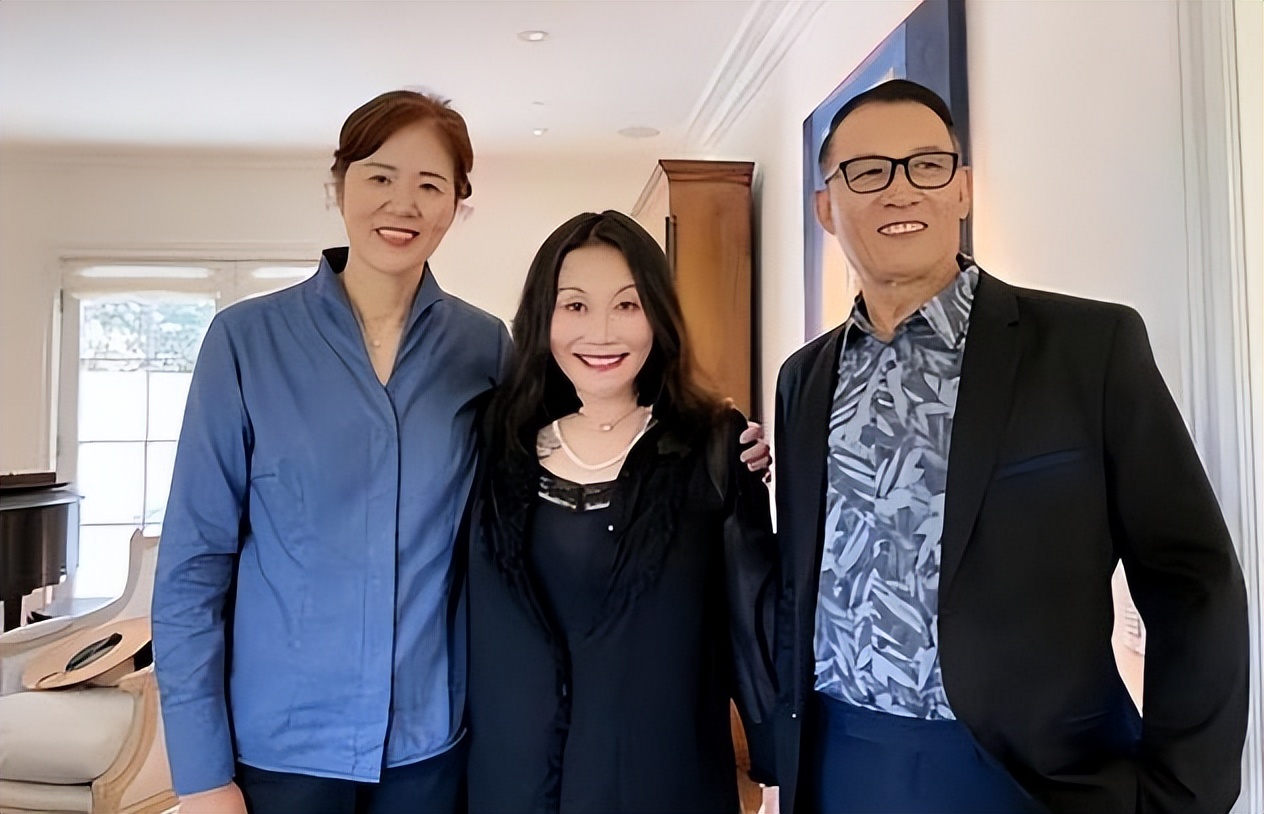 Lang Ping appeared in position C at the event exhibition, young, gentle and elegant, Wang ...