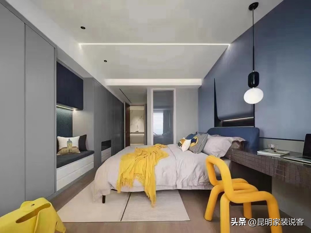 The 180-square-meter large flat floor is completed in a modern style ...