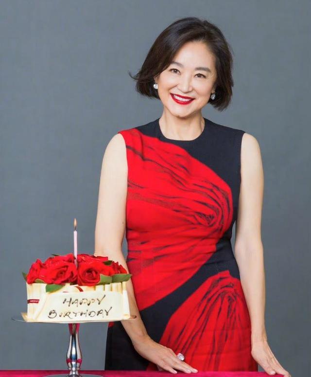 67-year-old Brigitte Lin's recent photo exposure!Drinking afternoon tea ...