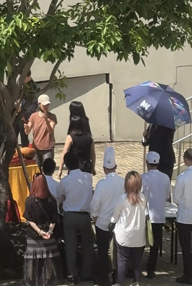 Na Ying burns incense before her concert in Macau: Is the queen ...