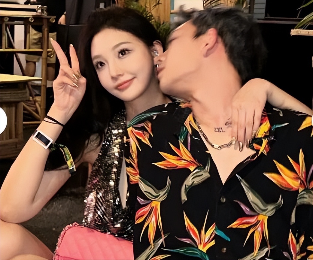 Wang Sicong and his 20-year-old girlfriend went to a flower shop and ...