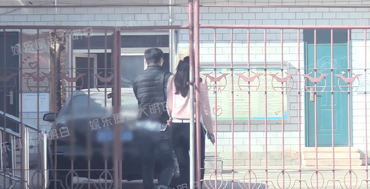 Ye Zuxin was photographed traveling with a girl and they were holding ...