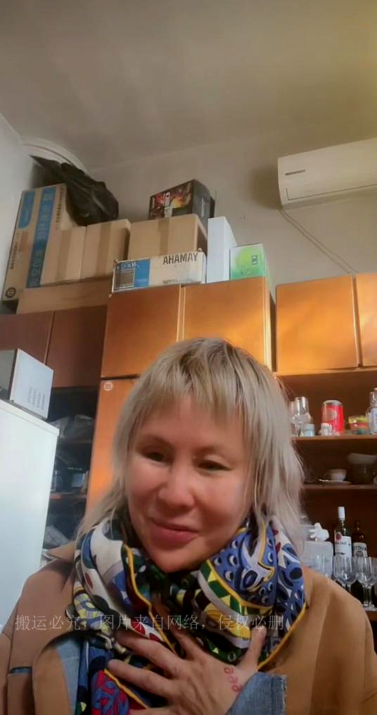 47-year-old Luo Qi choked up and cried during the live broadcast. She ...