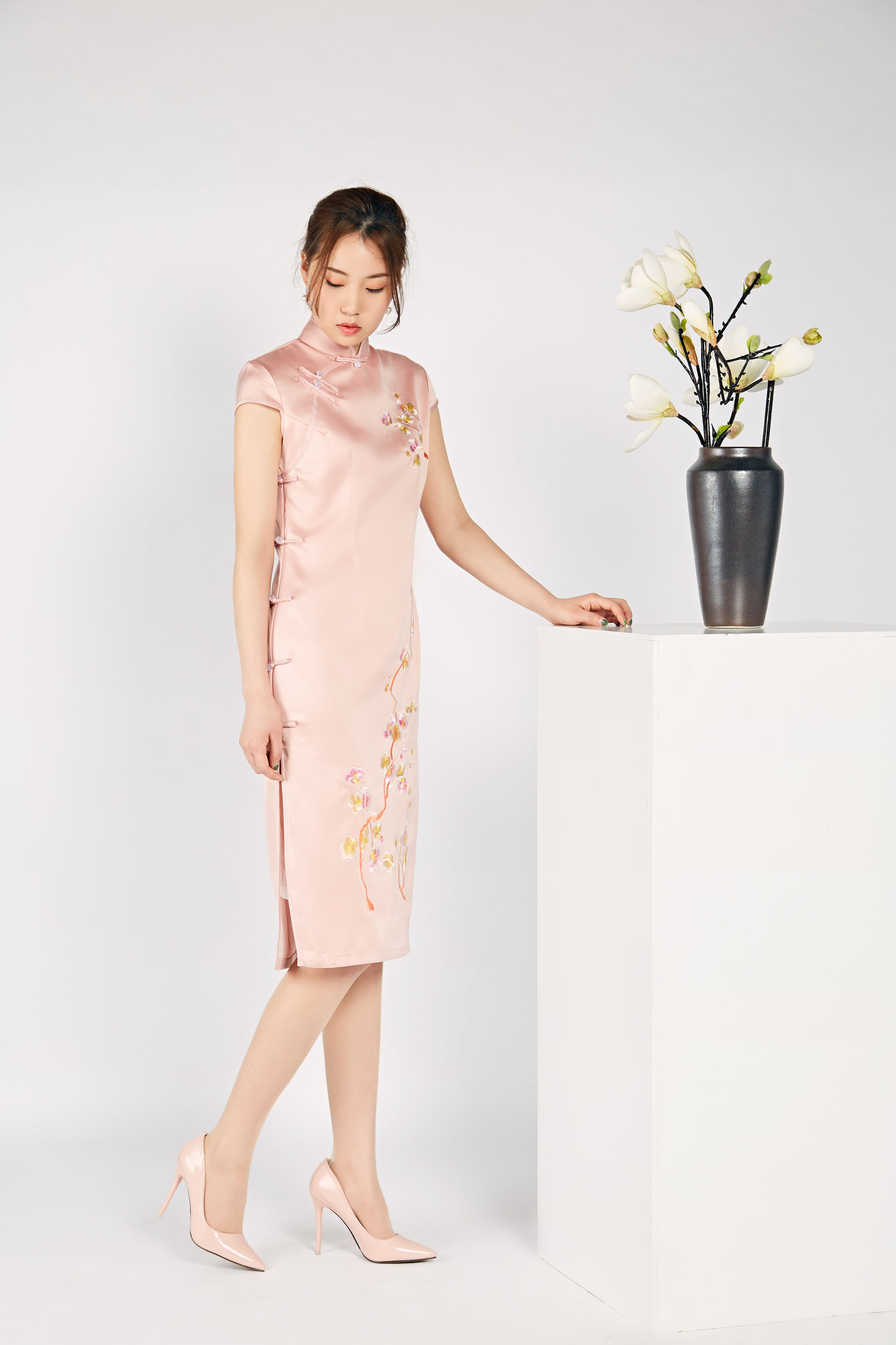 The pink flower cheongsam shows the traditional Chinese charm, and the ...
